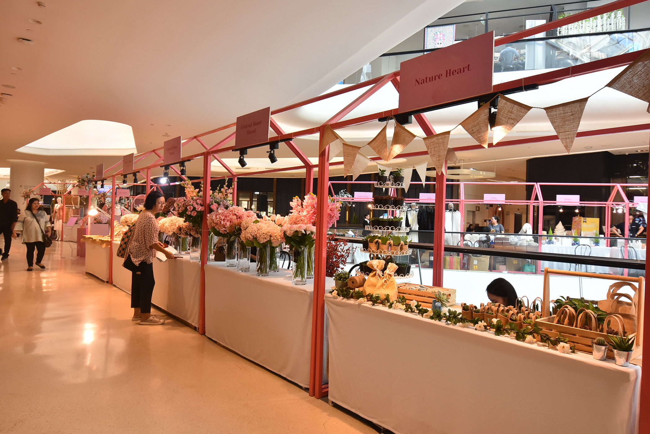 อลังการ!! สวนสวรรค์แห่งดอกไม้ใจกลางกรุง ตระการตาสุดยิ่งใหญ่ ฉลอง 72 ปี ...