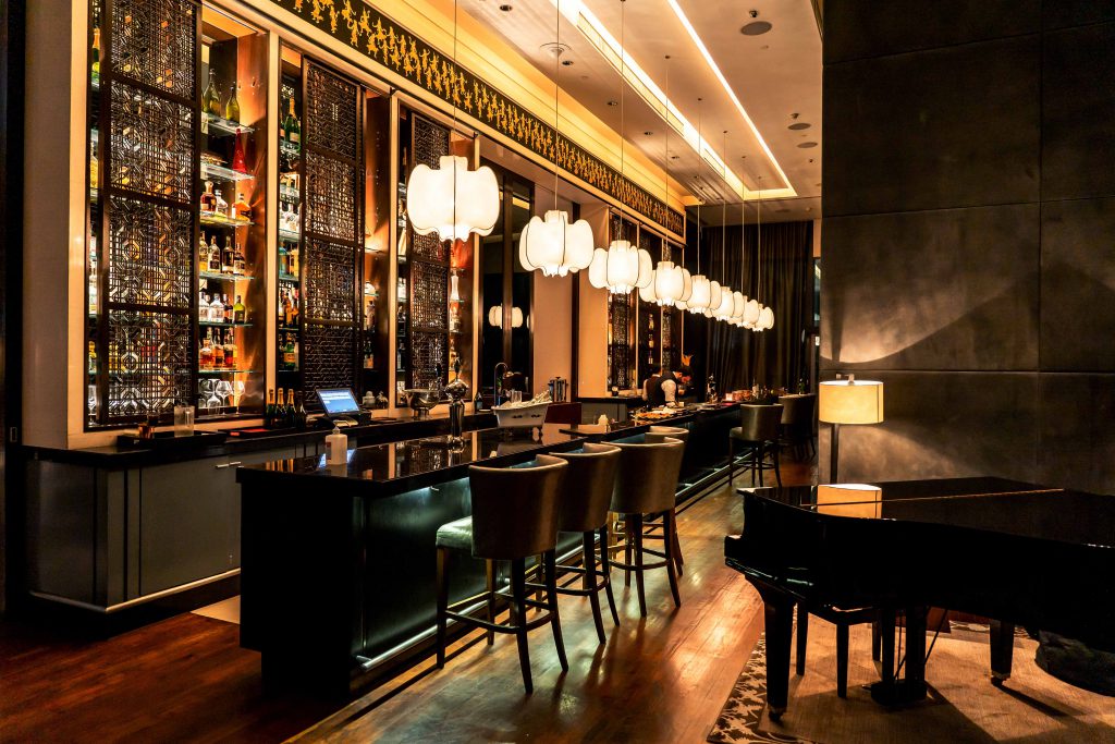 เปิดประสบการณ์ศาสตร์และศิลป์แห่งการดื่มสุดพิเศษ The St. Regis Bar ...